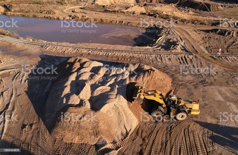 오픈 피트에서 굴착 및 발굴 작업 중 프런트 엔드 로더 휠 로더는 채석장에서 모래를 적재합니다 개발에 대한 스톡 사진 및 기타 이미지 Istock