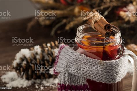 나무 배경에 오렌지와 향신료와 크리스마스 멀드 와인의 향기로운 음료 선택적 초점 복사 공간 0명에 대한 스톡 사진 및 기타 이미지 Istock