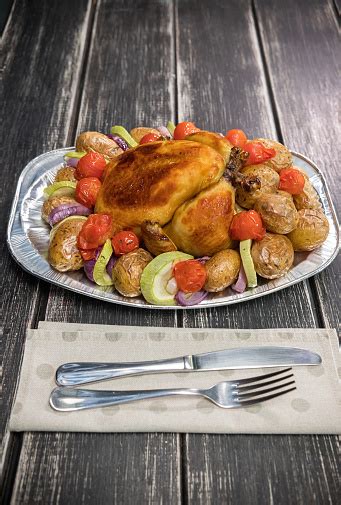 접시에 감자와 녹색 채소와 양파로 구운 닭고기 접시 근처의 포크와 칼 가금류에 대한 스톡 사진 및 기타 이미지 가금류 감자 요리 개체 그룹 Istock