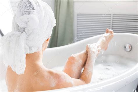 Una Chica Joven Y Atractiva Se Relaja En El Baño Y Descansa Sobre El