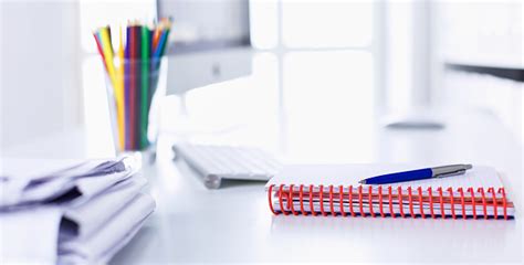 대리석 책상에 작업 프레 젠 테이 션 이랑 데스크톱 컴퓨터 및 사무 용품 노트북에 대한 스톡 사진 및 기타 이미지 노트북 데스크탑 컴퓨터 디자인 전문가 Istock