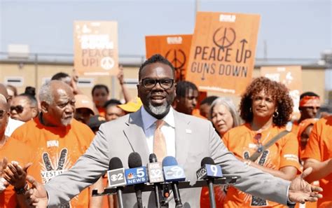 46伤9死，芝加哥周末枪声不断，市长家附近也有大规模枪击强森犯罪率死亡