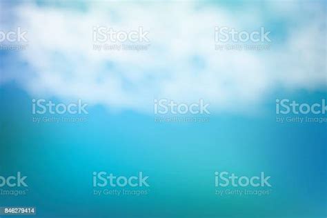 렌즈와 현실적인 빛나는 태양 플레어 푸른 하늘 구름 배경입니다 벡터 일러스트 레이 션 광선에 대한 스톡 벡터 아트 및 기타 이미지 광선 광학 작용 구름 Istock