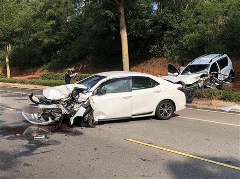 金門2車高速碰撞噴飛 車頭變形全毀碎片滿地怵目驚心 社會 中時