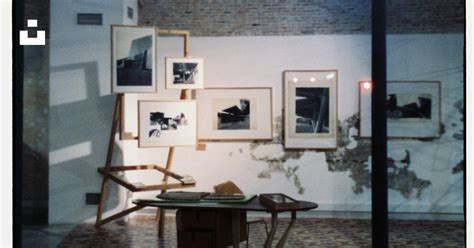 테이블과 의자가 있고 벽에 그림이 걸려 있는 방 사진 Unsplash의 무료 바르셀로나 이미지