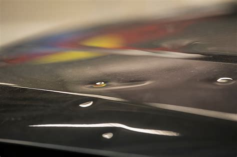 자동차 차체에 심한 우박 피해 움푹 들어간 곳이 있는 자동차 표면은 자연의 힘과 자동차 보험의 중요성과 폭풍우 및 폭풍우 위험에 대한 대체 가치 보험을 보여줍니다 0명에