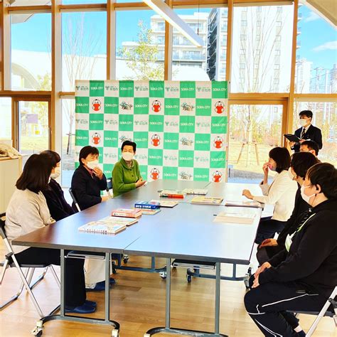 草加市長の公務日記 on Twitter 草加地区更生保護女性会の皆様からの図書の寄贈式 松原児童青少年交流センター miratonに児童