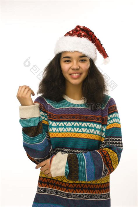 可爱的小女孩戴着红帽子圣诞老人 包图企业站