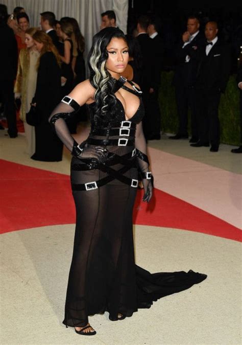 ნიკი მინაჟის 18 ყველაზე ვულგარული ჩაცმულობა რომელიც სკანდალად იქცა ფოტოები