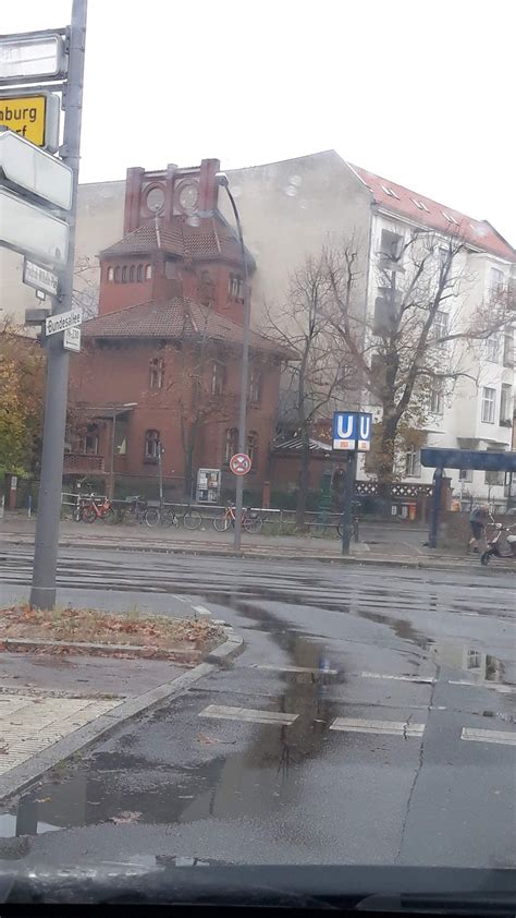 강동환 Dongwhan Kang 완전 배를린 운전하다 교차로에서 찍은 사진 앞의 붉은 벽돌 건물은 분명 성당 부속건물로 지어졌을 것이다 나의 왼편에 선한목자교회