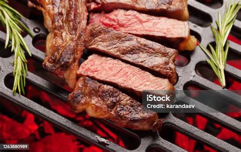 그릴에 T뼈 쇠고기 스테이크 요리 0명에 대한 스톡 사진 및 기타 이미지 0명 고기 구이 Istock