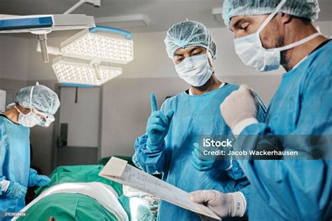 병원의 응급 상황 사고 또는 건강 관리를 위한 팀워크를 갖춘 수술 문서 또는 외과의 서류 작업 의료 체크리스트 또는 수술실에서 수술 또는 도움을 주기 위해 의사가 협력합니다