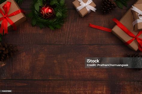 크리스마스 선물 상자와 나무 배경에 전나무 나뭇 가지 플랫 레이 상단보기 및 텍스트를위한 복사 공간 공휴일에 대한 스톡 사진 및 기타 이미지 Istock