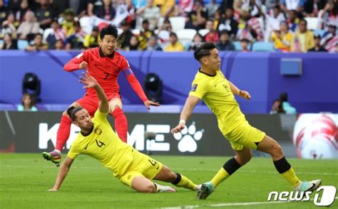 슈팅 시도하는 손흥민 네이트 스포츠