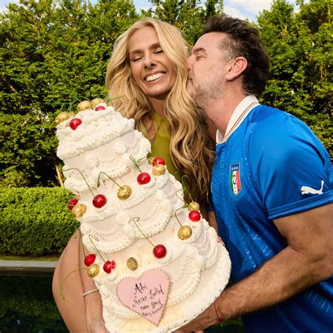 De Body Adriane Galisteu Comemora Os 52 Anos Com O Marido E O Filho