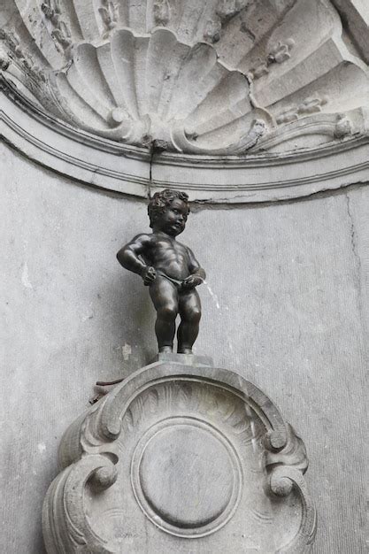 Premium Photo Manneken Pis Statue In Brussels