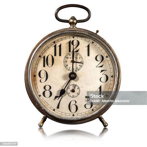 흰색 배경에 고립 된 오래된 알람 시계 7시 0명에 대한 스톡 사진 및 기타 이미지 0명 19세기 7 Istock
