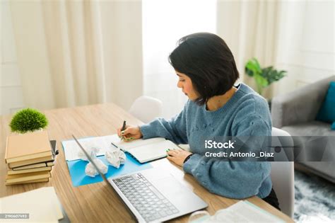 집 책상에서 소설을 그리는 여성 작가 연구 노트를 타이핑하는 모습 흩어져 있는 종이 초안에 둘러싸여 있습니다 계획에 대한 스톡 사진 및 기타 이미지 Istock