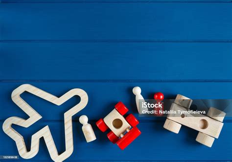 여러 가지 빛깔의 나무 블록 자동차 파란색 배경에 기차 트렌디 한 친환경 퍼즐 장난감 유치원 유치원 또는 보육원을위한 교육 장난감 학교로 돌아가기 0명에 대한 스톡 사진 및