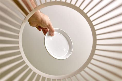 일회용 플라스틱 접시는 폐기 및 재활용을 위해 쓰레기통에 버려집니다 아래에서 볼 수 있습니다 폐기물 처리 및 처리의 개념 쓰레기에 대한 스톡 사진 및 기타 이미지 Istock