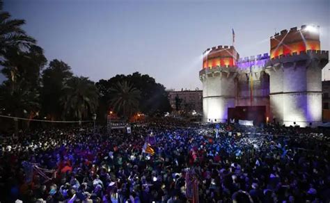 La Mascletà Vertical Y La Crida Inauguran Las Fallas 2020 Las Provincias