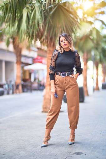 행복하고 자신감 미소 젊은 아름다운 여자 타운 스트리트에서 서서 걷기 갈색 머리에 대한 스톡 사진 및 기타 이미지 갈색 머리 거리 건강한 생활방식 Istock