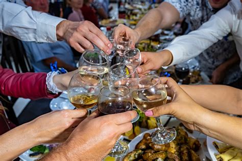 축제에서 테이블 위에 술잔을 들고있는 젊은이들 안경 클로즈업을 가진 손 Group A에 대한 스톡 사진 및 기타 이미지 Group A Hangout Music