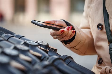 여자 는 잠금을 해제하고 전기 푸시 스쿠터를 임대 스마트 폰으로 Qr 코드를 스캔 도시에 대한 스톡 사진 및 기타 이미지 도시 킥보드 전기 연료 및 전력 생산