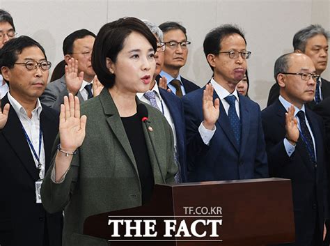 [tf포토] 국정감사에서 질의에 답변하는 유은혜 교육부 장관 포토 기사 더팩트