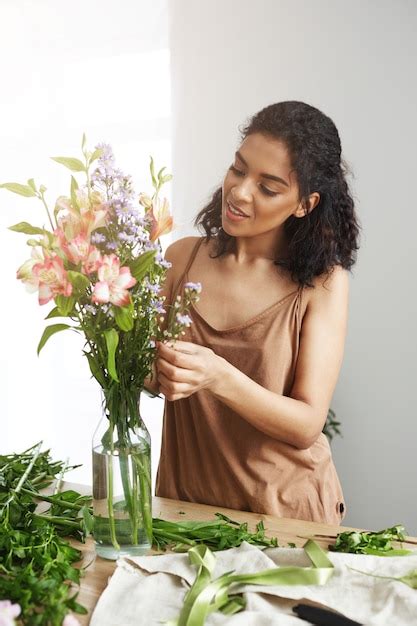 Florista De Sexo Femenino Africano Hermoso Que Sonr E Haciendo El Ramo De Flores Foto Gratuita