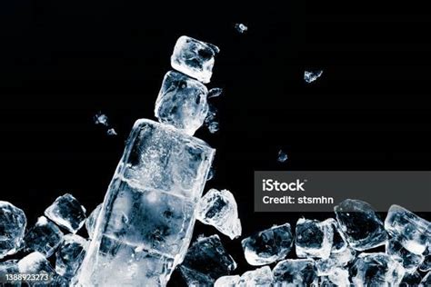 검은 색 배경에 짓눌린 얼음 조각 조각 음료와 신선도 컨셉으로 병 형태로 얼음 큐브 0명에 대한 스톡 사진 및 기타 이미지 0명 각얼음 결정체 Istock