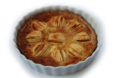 흰색에 커스터드 크림을 곁들인 홈메이드 맛있는 사과 파이 0명에 대한 스톡 사진 및 기타 이미지 0명 과일 사과 Istock