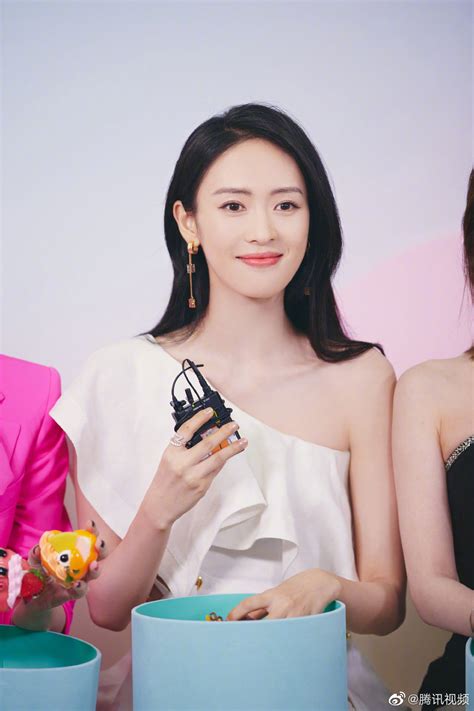 童瑶35岁生日在剧组庆生 清爽短发手捧大束鲜花笑容甜美 眼界，放眼世界