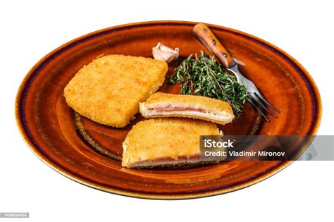 햄과 치즈를 곁들인 치킨 꼬르동 블루 미트 롤 커틀릿 흰색 배경에 격리 0명에 대한 스톡 사진 및 기타 이미지 0명 가금류 갈색 Istock