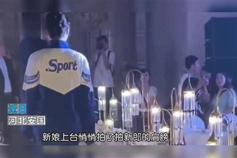 新人婚礼现场，新娘穿上高中校服，新郎转身过后两人相拥而泣新郎校服新娘