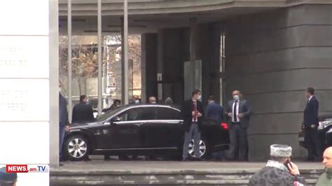 Փաշինյանը նախարարության շենք ժամանեց մեքենայով՝ մեծ թվով թիկնապահների ուղեկցությամբ Youtube