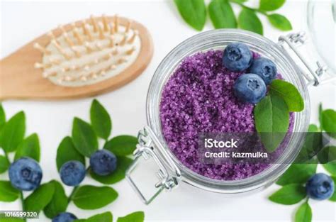 수 제 블루베리 얼굴 머리카락과 신체 설탕 소금 스크럽 유리 항아리에 자연적인 피부와 모발 관리에 대 한의 Diy 화장품 보기 상위 공간을 복사 합니다 0명에 대한 스톡