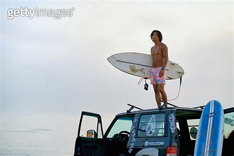 여행 서핑 서핑보드 수중스포츠장비 여름 바다 해변 휴가 여가 주제 즐거움 컨셉 이미지 Jv12384065 게티이미지뱅크