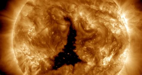 Геомагнитная буря на Земле из дыры на Солнце вырвался быстрый поток плазмы видео