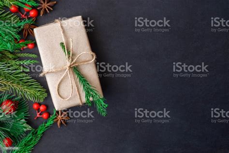 크리스마스 휴가 배경 위의 상단 보기 전나무 소나무 가지 검은 배경에 선물 크래프트 상자 장식 구성 겨울 크리스마스 새해 개념 평평한 평지 복사 공간 0명에 대한 스톡 사진