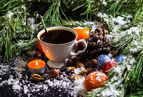 뜨거운 커피 견과류 감귤 촛불 검은색에 소나무 가지와 화이트 빈티지 컵 감귤에 대한 스톡 사진 및 기타 이미지 감귤 개체 그룹 검은색 Istock