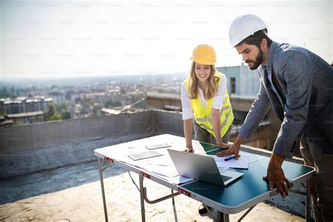 건설 현장에서 건축가 비즈니스 관리자 및 엔지니어 회의 프로젝트 사진 Unsplash의 세르비아 이미지