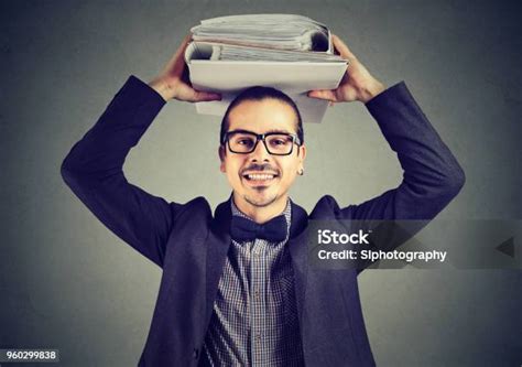 Office 바인더 함께 행복 한 사업가 서 머리에 그들을 균형 카메라에 웃 고 개발에 대한 스톡 사진 및 기타 이미지 개발 교사 교육 관련 직업 교육 Istock