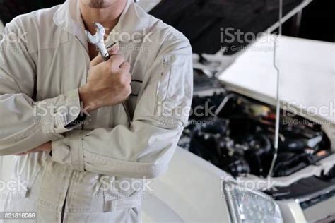 오픈 후드 수리 차고에서 자동차에 대 한 렌치를 들고 유니폼 전문 정비사 젊은이의 초상화 개선에 대한 스톡 사진 및 기타 이미지 개선 검사 보기 고용과 노동 Istock