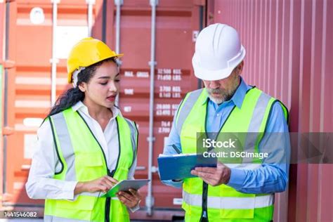 건설 컨테이너 부두에서 일하는 엔지니어는 노트북 프로그램에서 컨테이너 데이터를 확인하고 검사하는 것은 컨테이너 운송 물류 사업
