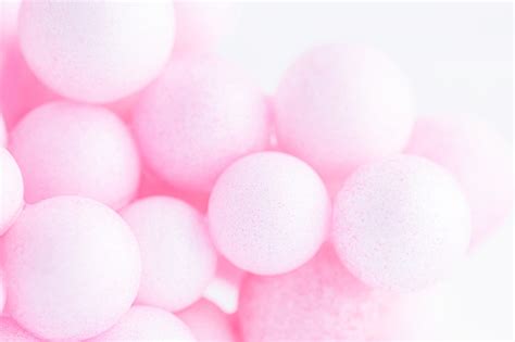 핑크 색상의 화려한 공 배경 다양한 크기의 공이 있는 배경입니다 파스텔 색상의 공의 구체입니다 0명에 대한 스톡 사진 및 기타