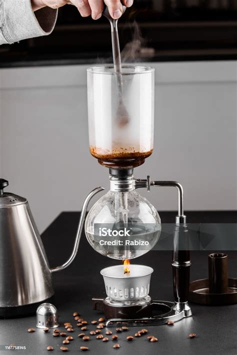 사이펀 커피 만들기의 대체 방법 커피 메이커는 수동 부어 스타일의 유리입니다 검은 배경에 코피 양조 수관에 대한 스톡 사진 및