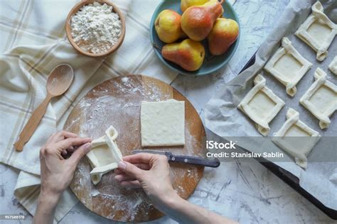 젊은 여자에 게 배와 퍼프 페이스 트리 파이 수 제 케이크입니다 갈색에 대한 스톡 사진 및 기타 이미지 갈색 고기 러시아 Istock