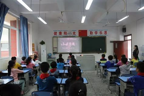 观看红色电影 传承革命精神