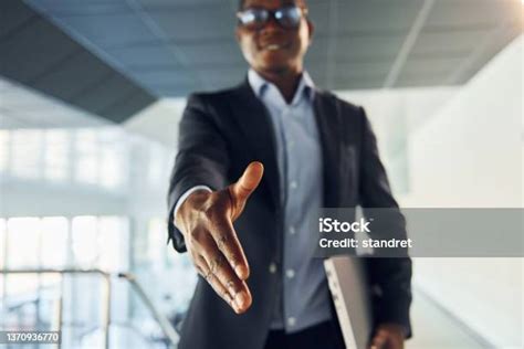 핸드셰이크 제스처 검은 양복을 입은 젊은 아프리카계 미국인 사업가가 실내에 있습니다 30 34세에 대한 스톡 사진 및 기타 이미지 30 34세 긍정적인 감정 표현